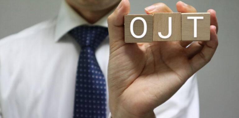 OJT研修とは？Off-JTとの違いや、効果的な実施方法を解説 | SAMURAI ENGINEER Biz